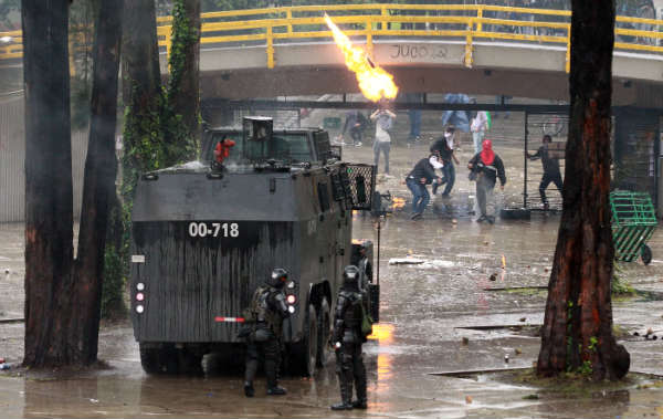 Tanqueta del ESMAD acaba de entrar a la Universidad Nacional ...